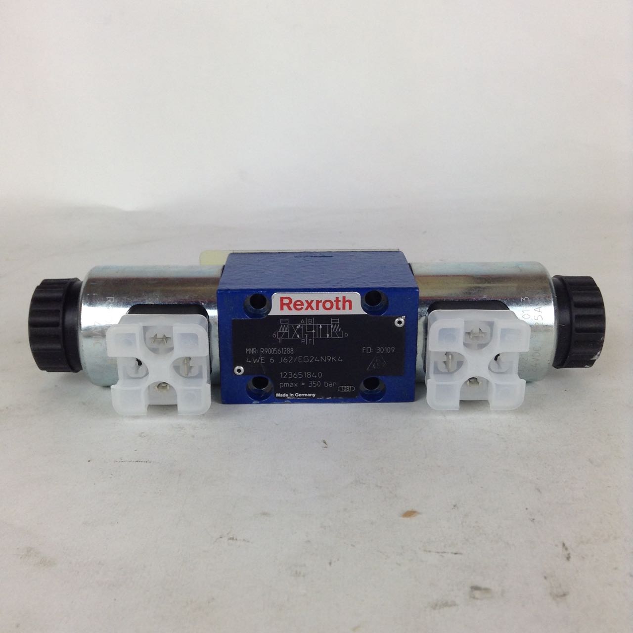 Bosch Rexroth R900561288 4WE 6 J6X/EG24N9K4 Electronic Valve New