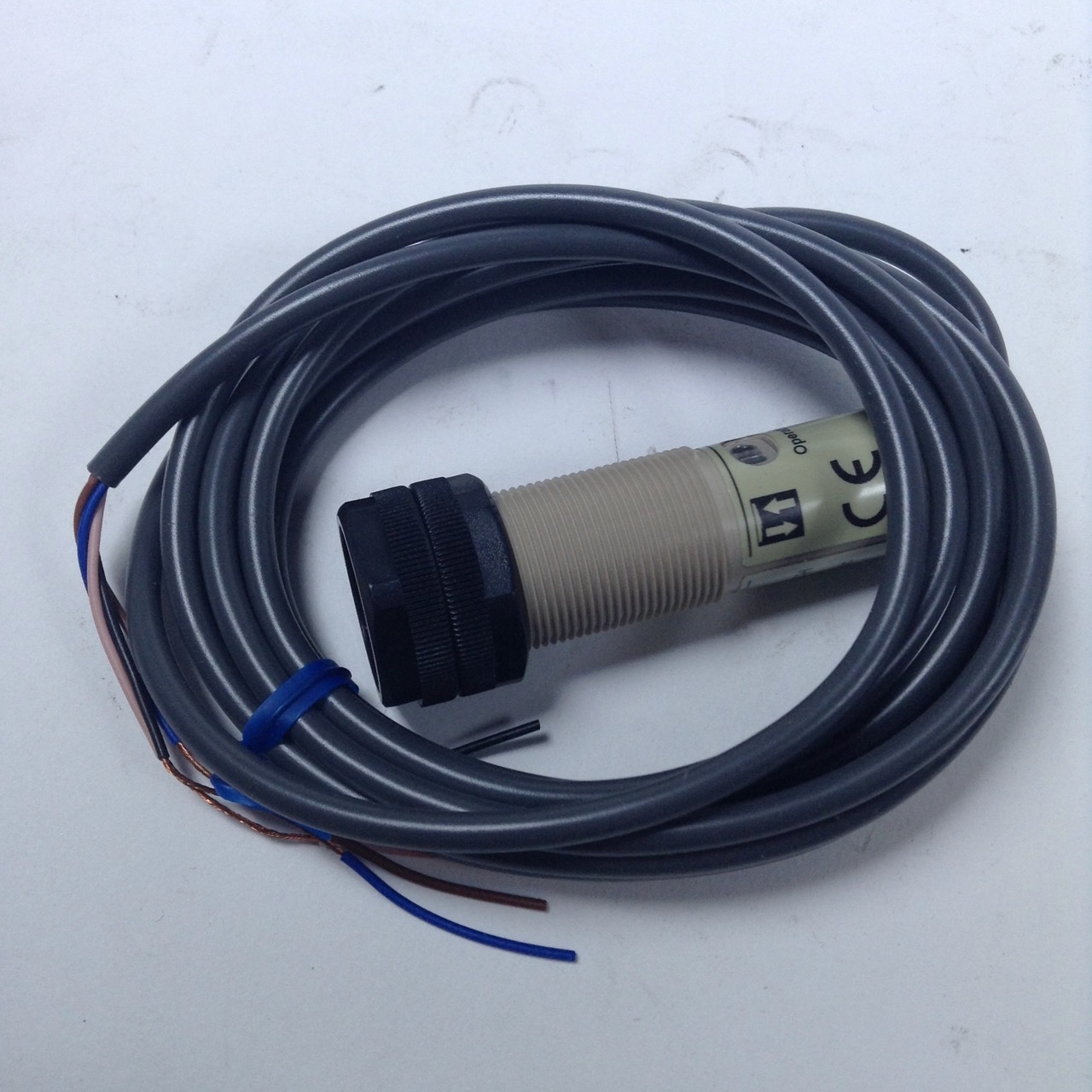 Omron E3F2-R4B4F-E Photoelectric switch 10-30 VDC 2M NEW NFP