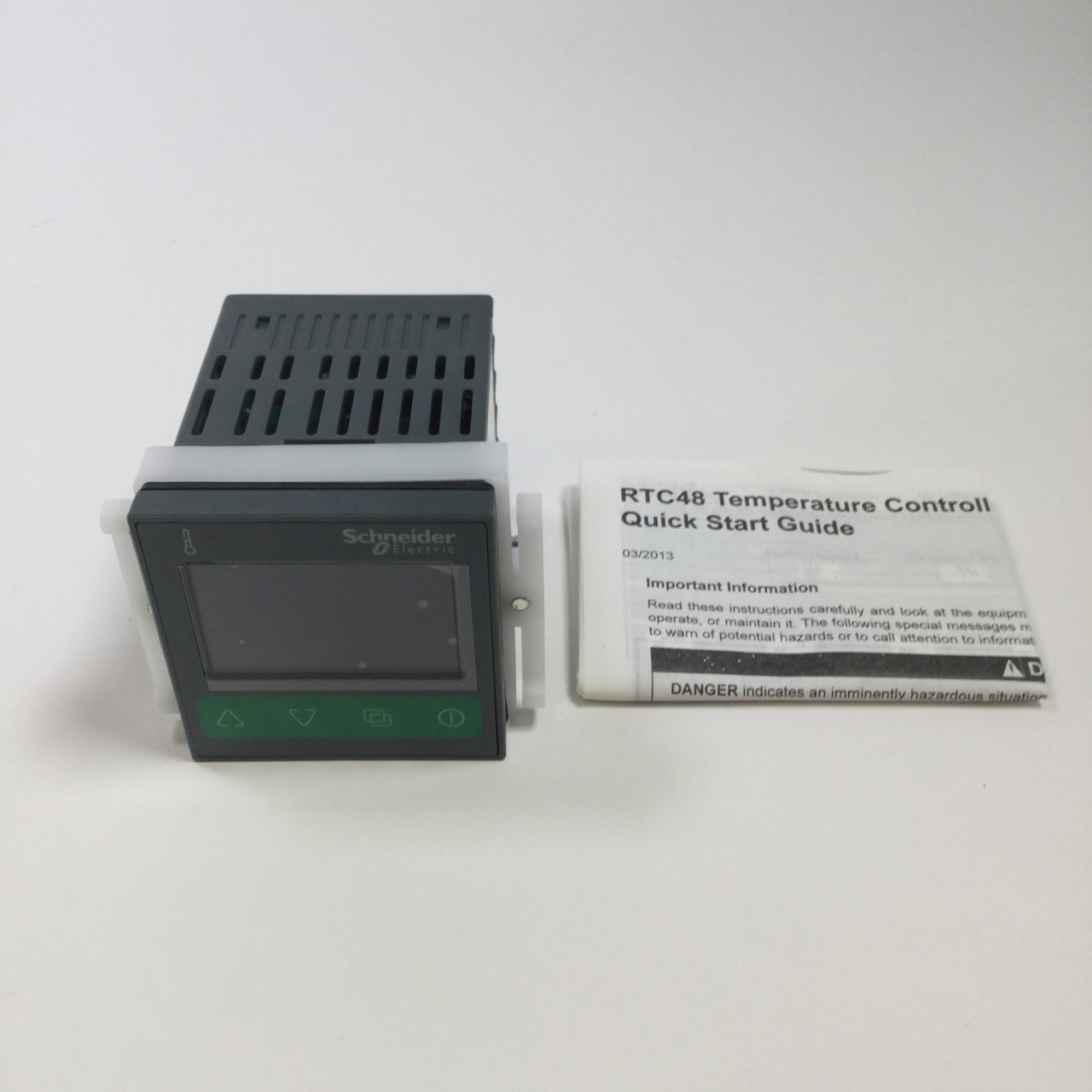 Schneider Electric RTC48PUN2SNHU Temperature control relay Zelio New NFP