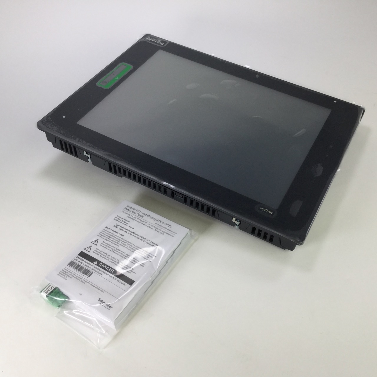 Schneider Electric HMIDT732 15 Touch Smart Display XGA Magelis New NFP