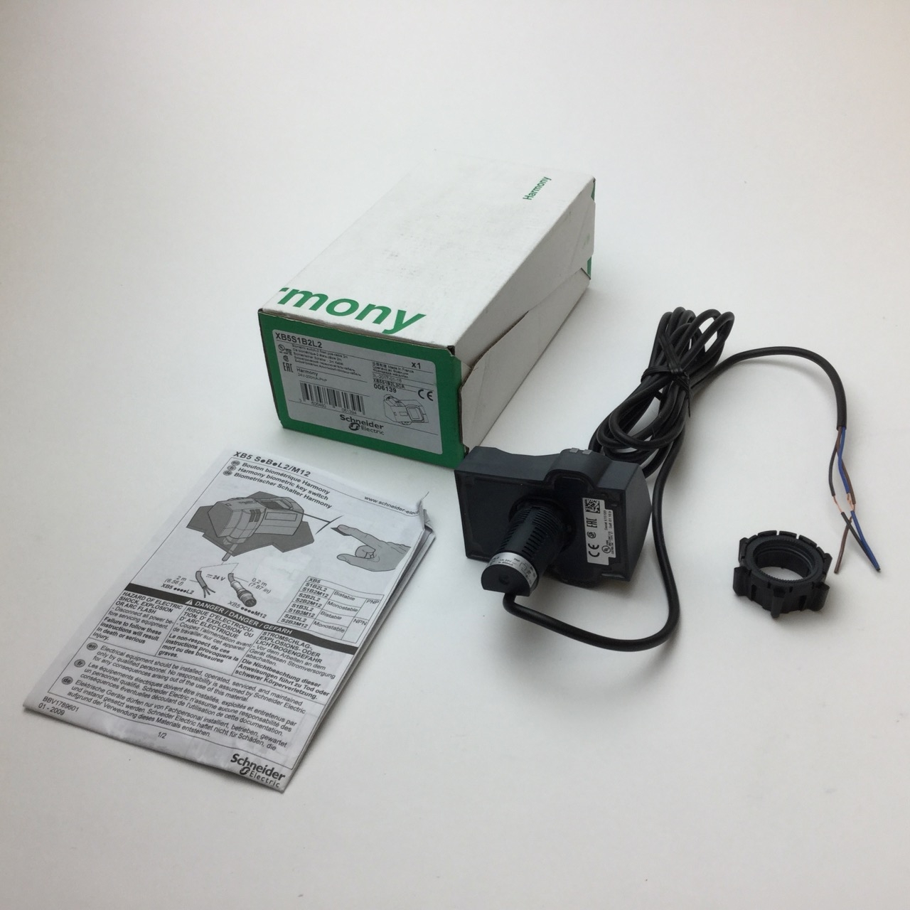 Schneider Electric XB5S1B2L2 Bistable Biometric switch Harmony New NFP