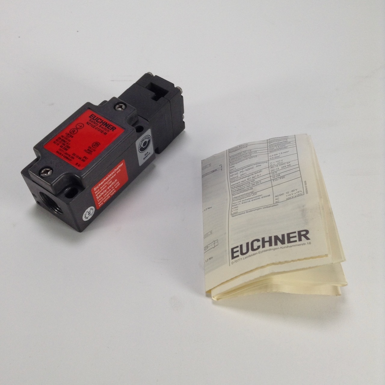 Euchner NZ1VZ-3131E-M Sicherheitsschalter safety switch New NFP
